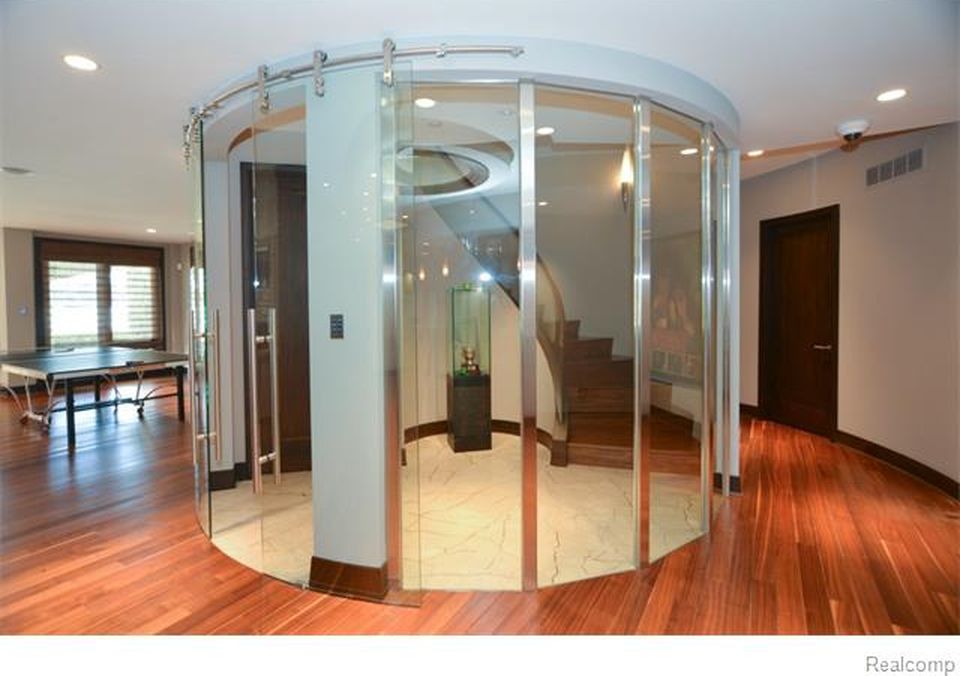 Want to take a virtual tour of Pavel Datsyuk's house? OR omg magic man ...